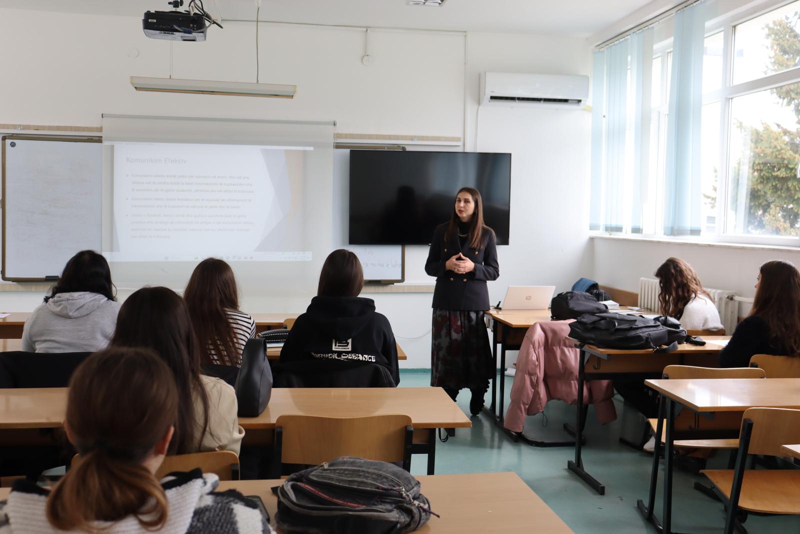 Ligjëratë informuese mbi Komunikimin e Qasshëm me studentët e ...